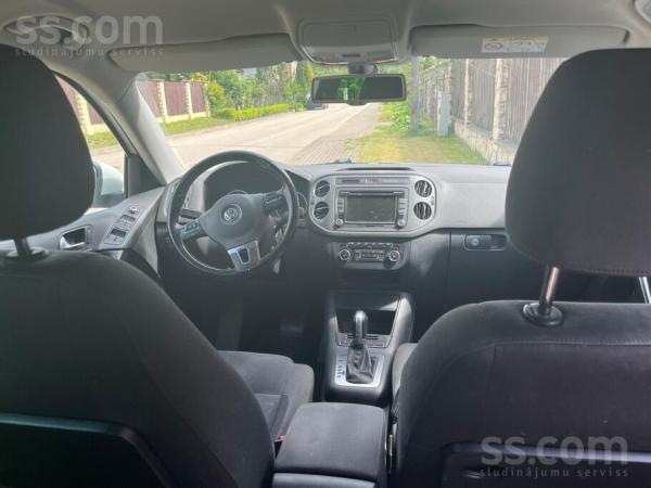 White Volkswagen Tiguan 2014 in Riga, with an engine capacity of 2.00 L and mileage of 334 thousand km for 10000 €, photo 9 on AUTOMOTO.COM.LV