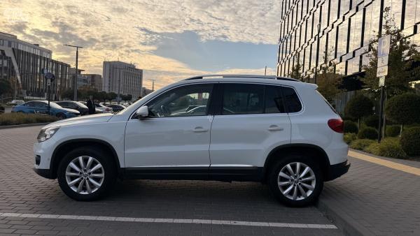 Volkswagen Tiguan 2014 in Vilnius on AUTOMOTO.COM.LV White Volkswagen Tiguan 2014 in Vilnius, with an engine capacity of 2.00 L and mileage of 207 thousand km for 9800 €, photo 3 on AUTOMOTO.COM.LV