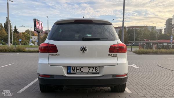 Volkswagen Tiguan 2014 in Vilnius on AUTOMOTO.COM.LV White Volkswagen Tiguan 2014 in Vilnius, with an engine capacity of 2.00 L and mileage of 207 thousand km for 9800 €, photo 6 on AUTOMOTO.COM.LV