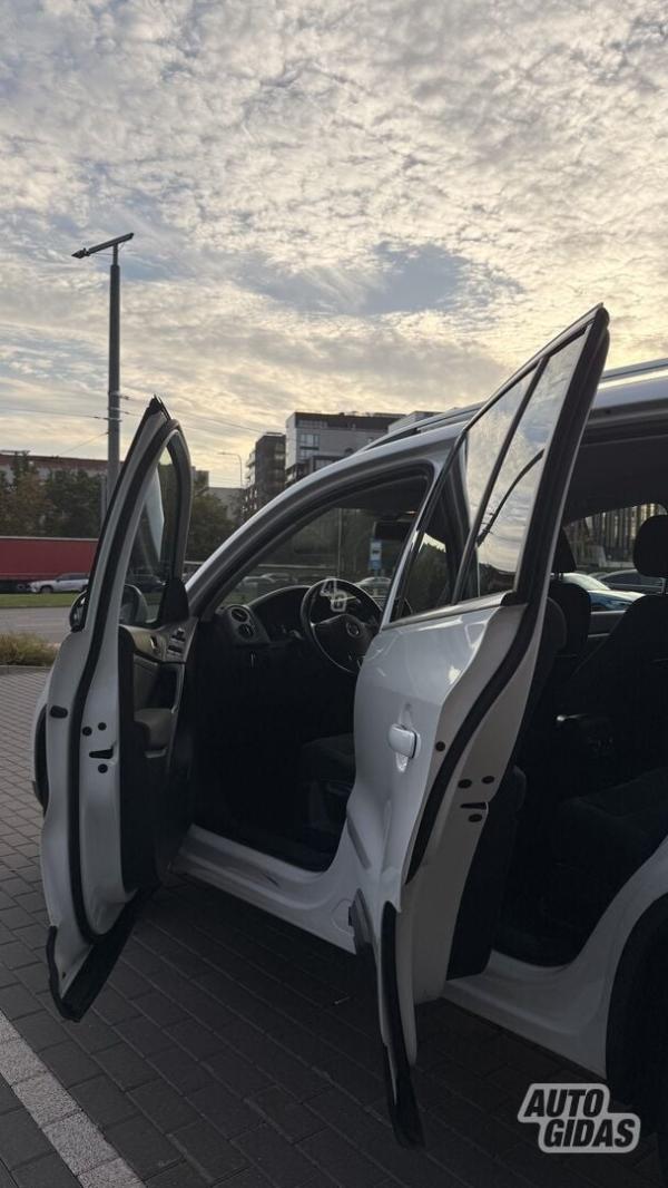 Volkswagen Tiguan 2014 in Vilnius on AUTOMOTO.COM.LV White Volkswagen Tiguan 2014 in Vilnius, with an engine capacity of 2.00 L and mileage of 207 thousand km for 9800 €, photo 7 on AUTOMOTO.COM.LV
