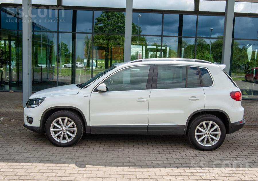 White Volkswagen Tiguan 2015 in Cesis, with an engine capacity of 2.00 L and mileage of 136 thousand km for 11500 €, photo 3 on AUTOMOTO.COM.LV