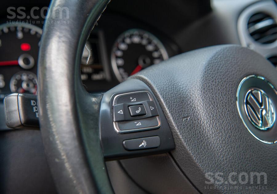 White Volkswagen Tiguan 2015 in Cesis, with an engine capacity of 2.00 L and mileage of 136 thousand km for 11500 €, photo 15 on AUTOMOTO.COM.LV