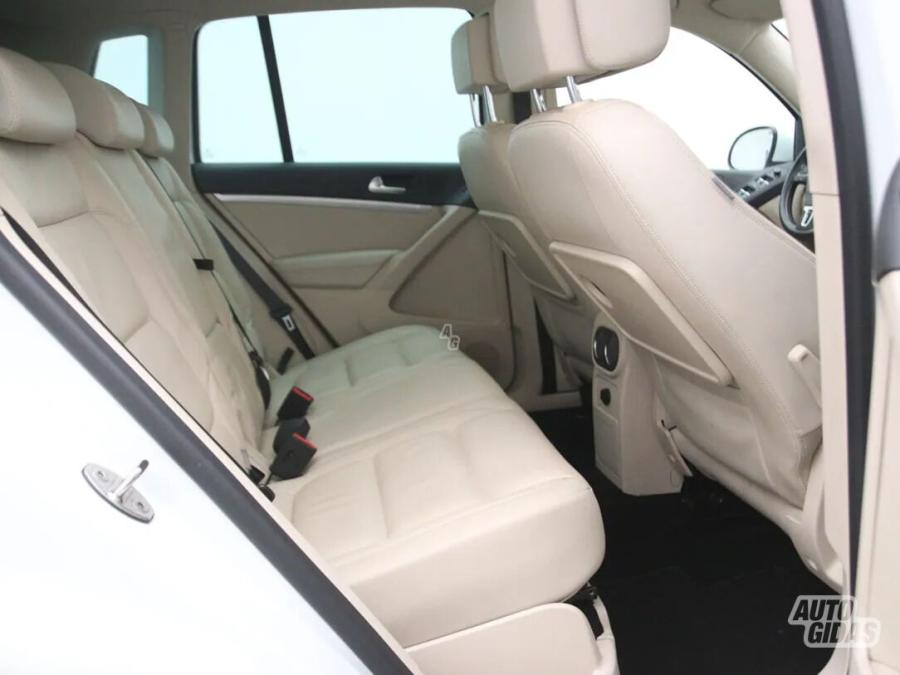 Balts Volkswagen Tiguan 2015 Viļņa, ar dzinēja tilpumu 2.00 L un nobraukumu 234 tūkst. km par 13599 €, foto 16 vietnē AUTOMOTO.COM.LV