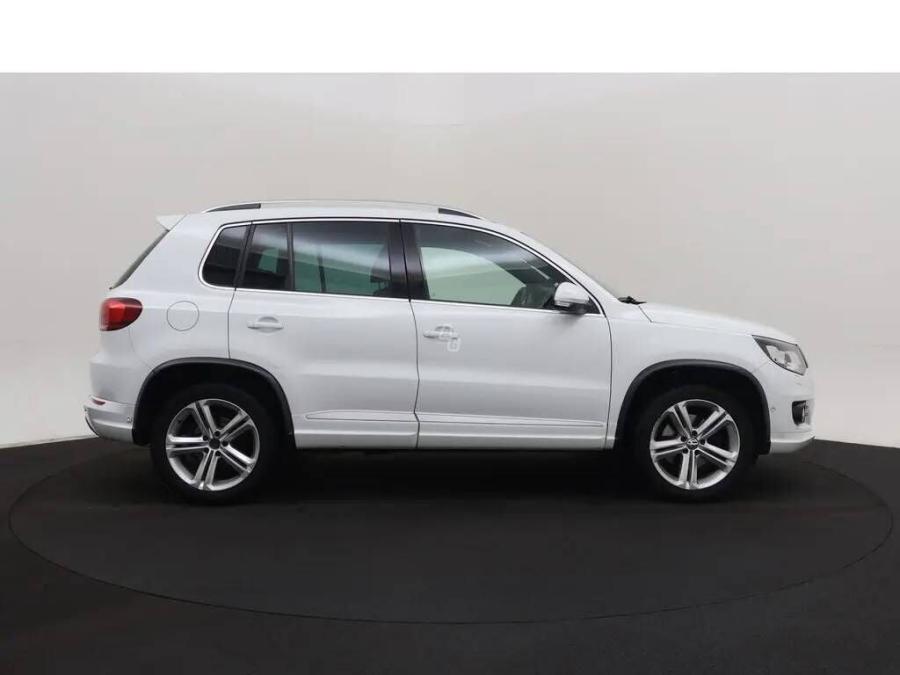 White Volkswagen Tiguan 2015 in Panevezys, with an engine capacity of 1.40 L and mileage of 267 thousand km for 8150 €, photo 7 on AUTOMOTO.COM.LV