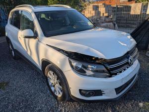 White Volkswagen Tiguan 2015 in Utena, with an engine capacity of 1.97 L and mileage of 150 thousand km for 8200 €, photo 3 on AUTOMOTO.COM.LV