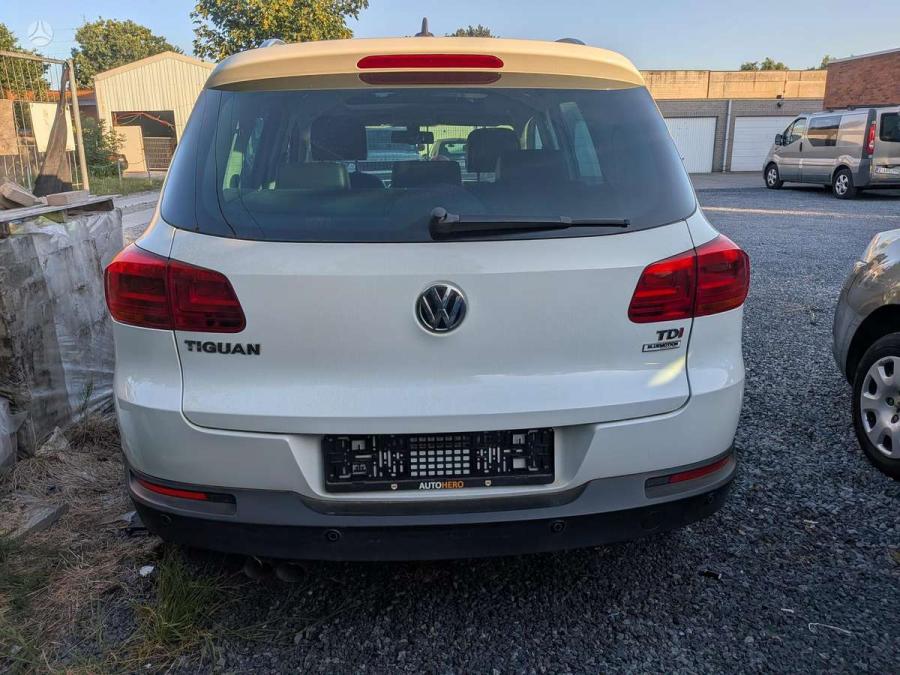 White Volkswagen Tiguan 2015 in Utena, with an engine capacity of 1.97 L and mileage of 150 thousand km for 8200 €, photo 6 on AUTOMOTO.COM.LV