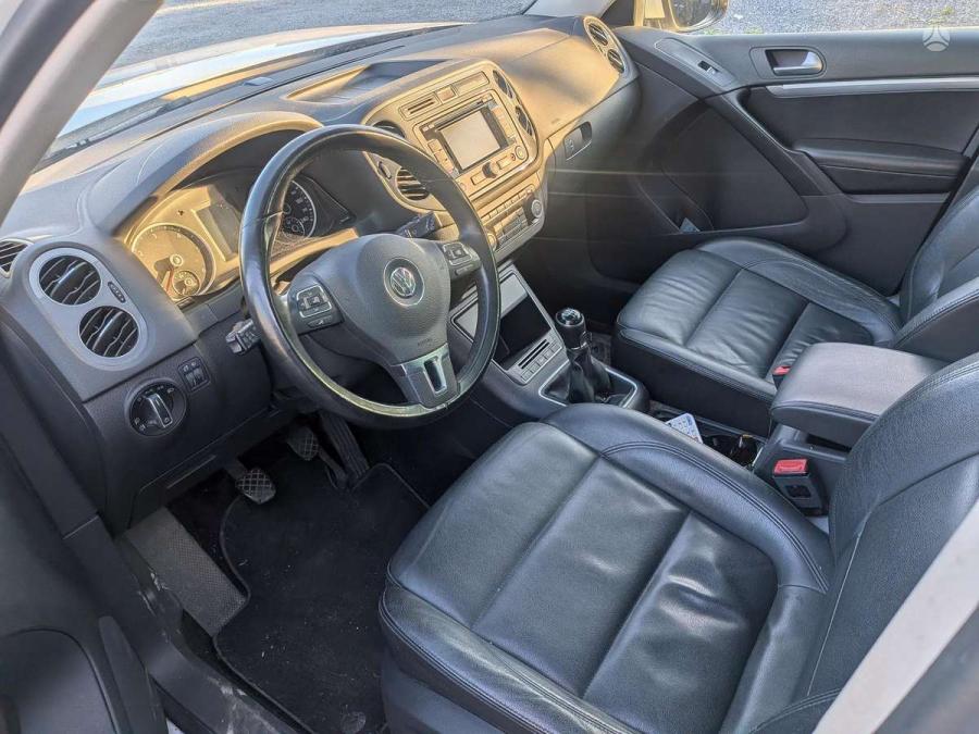 White Volkswagen Tiguan 2015 in Utena, with an engine capacity of 1.97 L and mileage of 150 thousand km for 8200 €, photo 7 on AUTOMOTO.COM.LV
