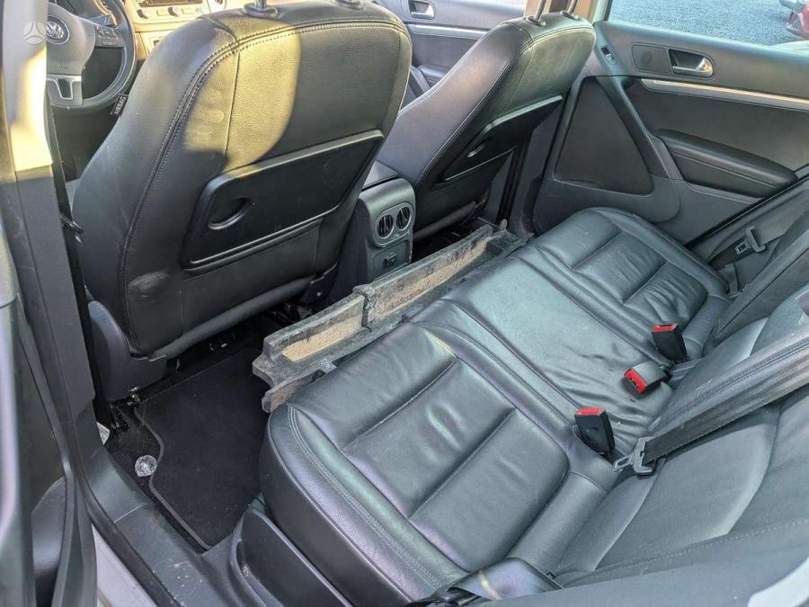 White Volkswagen Tiguan 2015 in Utena, with an engine capacity of 1.97 L and mileage of 150 thousand km for 8200 €, photo 8 on AUTOMOTO.COM.LV