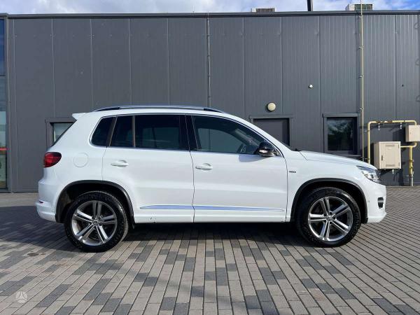 White Volkswagen Tiguan 2015 in Siauliai, with an engine capacity of 1.97 L and mileage of 238 thousand km for 12800 €, photo 5 on AUTOMOTO.COM.LV