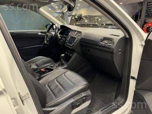 White Volkswagen Tiguan 2016 in Riga, with an engine capacity of 2.00 L and mileage of 223 thousand km for 17990 €, photo 11 on AUTOMOTO.COM.LV