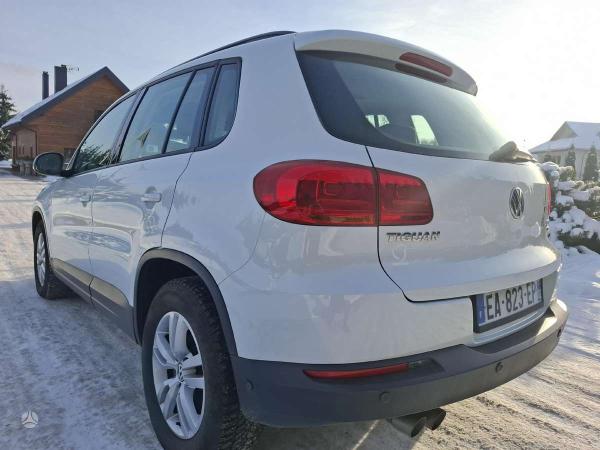 White Volkswagen Tiguan 2016 in Kaunas, with an engine capacity of 1.97 L and mileage of 239 thousand km for 8650 €, photo 3 on AUTOMOTO.COM.LV