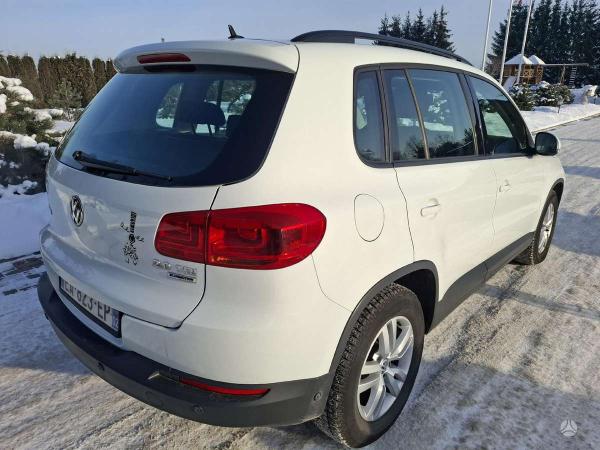 White Volkswagen Tiguan 2016 in Kaunas, with an engine capacity of 1.97 L and mileage of 239 thousand km for 8650 €, photo 5 on AUTOMOTO.COM.LV