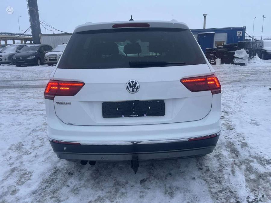 White Volkswagen Tiguan 2016 in Marijampole, with an engine capacity of 1.97 L and mileage of 297 thousand km for 15400 €, photo 5 on AUTOMOTO.COM.LV