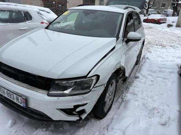 White Volkswagen Tiguan 2016 in Vilnius, with an engine capacity of 2.00 L and mileage of 160 thousand km for 5499 €, photo 1 on AUTOMOTO.COM.LV