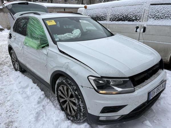 White Volkswagen Tiguan 2016 in Vilnius, with an engine capacity of 2.00 L and mileage of 160 thousand km for 5499 €, photo 5 on AUTOMOTO.COM.LV