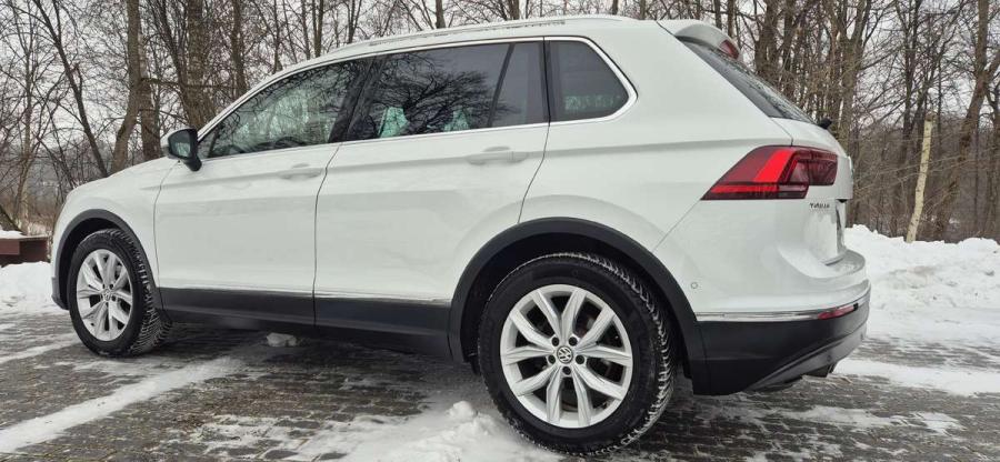 White Volkswagen Tiguan 2016 in Taurage, with an engine capacity of 1.97 L and mileage of 300 thousand km for 13800 €, photo 12 on AUTOMOTO.COM.LV