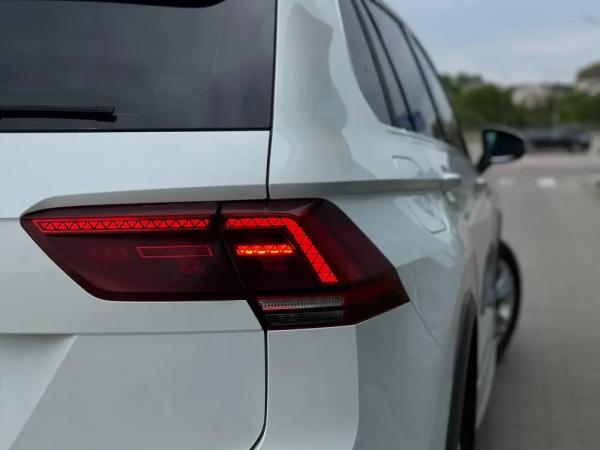White Volkswagen Tiguan 2016 in Rezekne, with an engine capacity of 2.00 L and mileage of 185 thousand km for 16990 €, photo 8 on AUTOMOTO.COM.LV