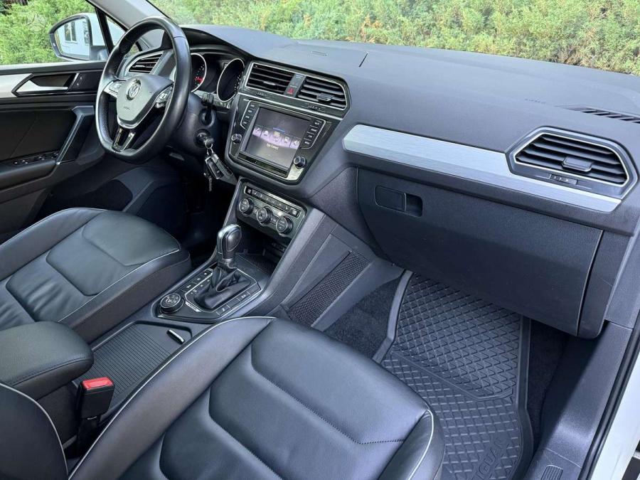 White Volkswagen Tiguan 2016 in Prienai, with an engine capacity of 1.97 L and mileage of 165 thousand km for 14950 €, photo 26 on AUTOMOTO.COM.LV