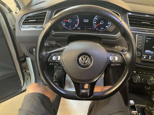 White Volkswagen Tiguan 2016 in Vilnius, with an engine capacity of 1.97 L and mileage of 223 thousand km for 17000 €, photo 5 on AUTOMOTO.COM.LV