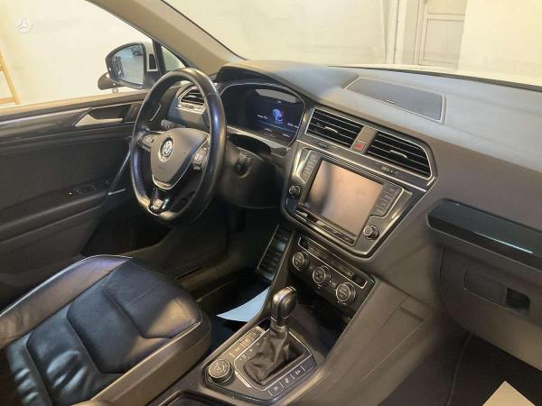 White Volkswagen Tiguan 2016 in Vilnius, with an engine capacity of 1.97 L and mileage of 223 thousand km for 17000 €, photo 9 on AUTOMOTO.COM.LV