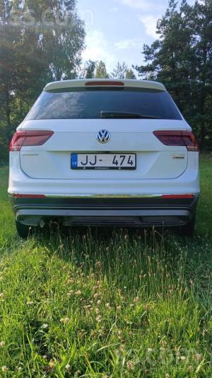 White Volkswagen Tiguan 2016 in Saldus, with an engine capacity of 2.00 L and mileage of 233 thousand km for 13700 €, photo 4 on AUTOMOTO.COM.LV