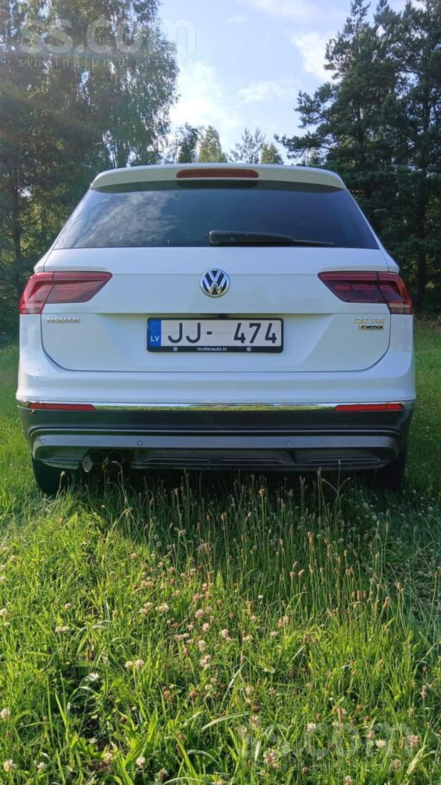 White Volkswagen Tiguan 2016 in Saldus, with an engine capacity of 2.00 L and mileage of 233 thousand km for 13700 €, photo 4 on AUTOMOTO.COM.LV