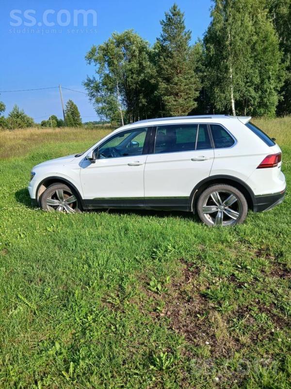 White Volkswagen Tiguan 2016 in Saldus, with an engine capacity of 2.00 L and mileage of 233 thousand km for 13700 €, photo 4 on AUTOMOTO.COM.LV