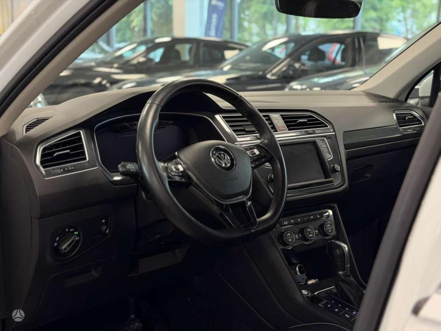 White Volkswagen Tiguan 2016 in Klaipeda, with an engine capacity of 1.98 L and mileage of 279 thousand km for 14950 €, photo 17 on AUTOMOTO.COM.LV
