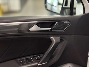 White Volkswagen Tiguan 2016 in Klaipeda, with an engine capacity of 1.98 L and mileage of 279 thousand km for 14950 €, photo 43 on AUTOMOTO.COM.LV