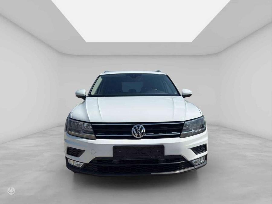 White Volkswagen Tiguan 2016 in Kaunas, with an engine capacity of 2.00 L and mileage of 235 thousand km for 15790 €, photo 3 on AUTOMOTO.COM.LV