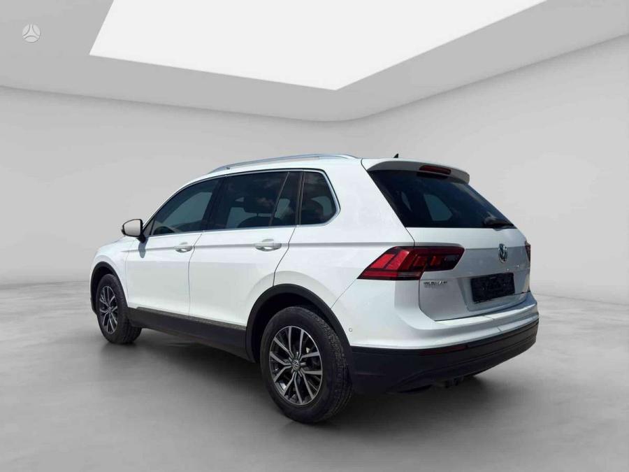 White Volkswagen Tiguan 2016 in Kaunas, with an engine capacity of 2.00 L and mileage of 235 thousand km for 15790 €, photo 5 on AUTOMOTO.COM.LV