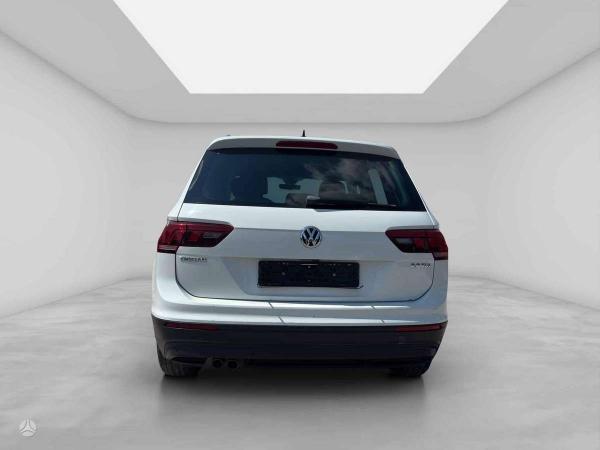 White Volkswagen Tiguan 2016 in Kaunas, with an engine capacity of 2.00 L and mileage of 235 thousand km for 15790 €, photo 5 on AUTOMOTO.COM.LV