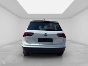 White Volkswagen Tiguan 2016 in Kaunas, with an engine capacity of 2.00 L and mileage of 235 thousand km for 15790 €, photo 6 on AUTOMOTO.COM.LV