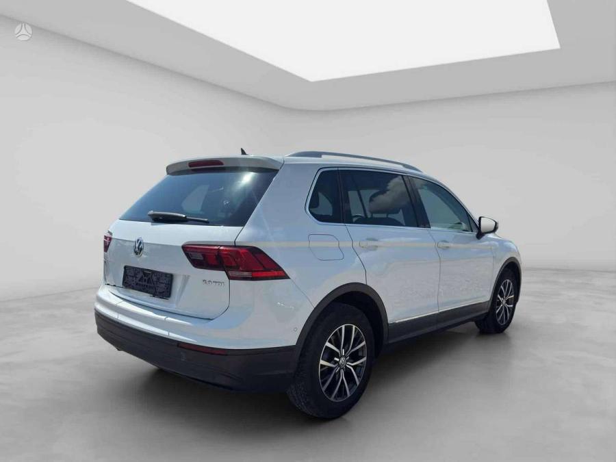 White Volkswagen Tiguan 2016 in Kaunas, with an engine capacity of 2.00 L and mileage of 235 thousand km for 15790 €, photo 7 on AUTOMOTO.COM.LV