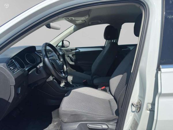 White Volkswagen Tiguan 2016 in Kaunas, with an engine capacity of 2.00 L and mileage of 235 thousand km for 15790 €, photo 9 on AUTOMOTO.COM.LV