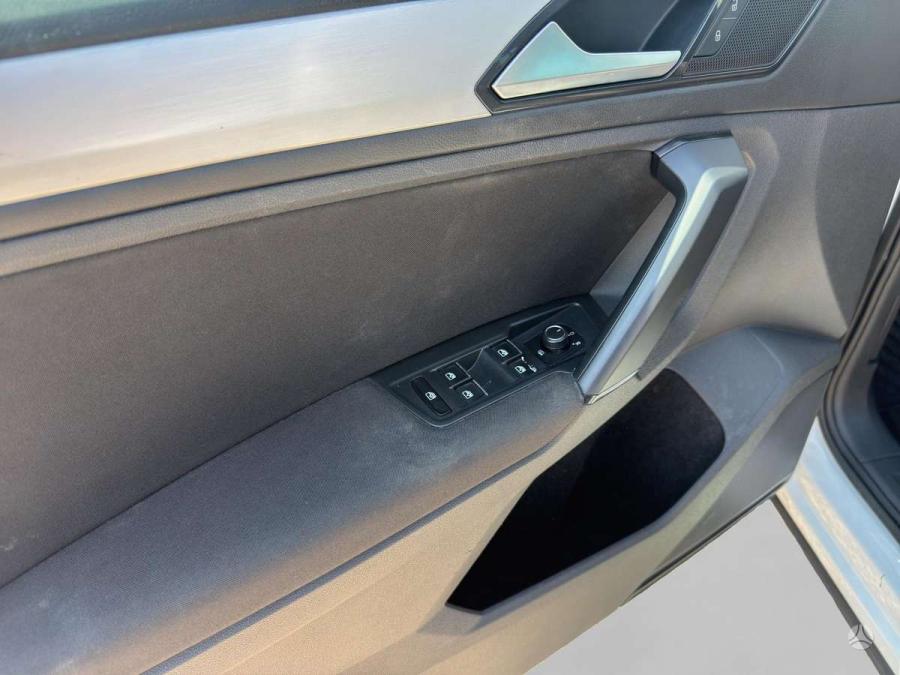 White Volkswagen Tiguan 2016 in Kaunas, with an engine capacity of 2.00 L and mileage of 235 thousand km for 15790 €, photo 11 on AUTOMOTO.COM.LV