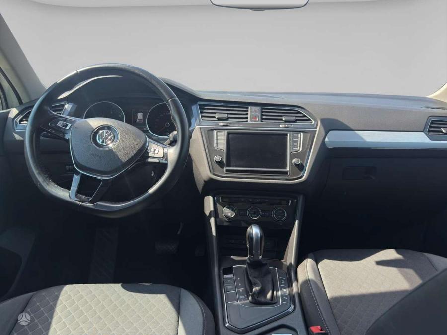 White Volkswagen Tiguan 2016 in Kaunas, with an engine capacity of 2.00 L and mileage of 235 thousand km for 15790 €, photo 13 on AUTOMOTO.COM.LV