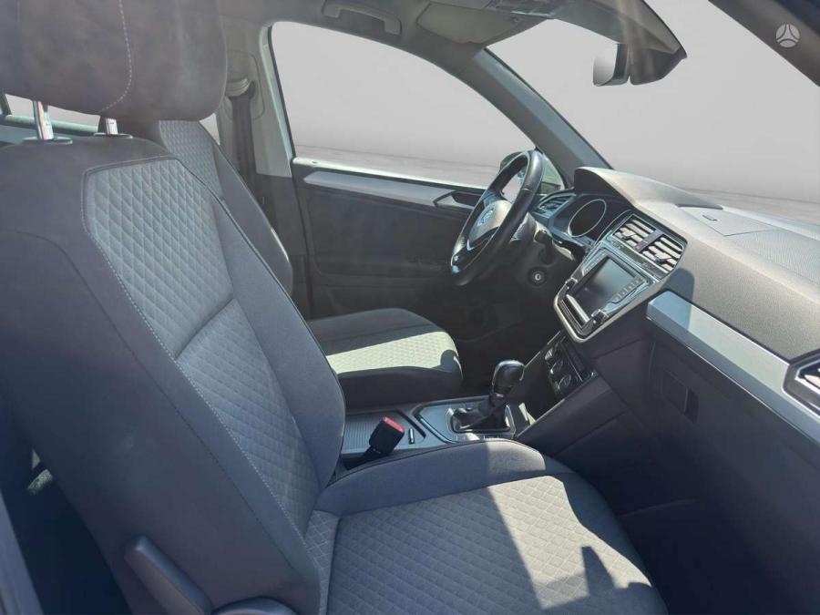 White Volkswagen Tiguan 2016 in Kaunas, with an engine capacity of 2.00 L and mileage of 235 thousand km for 15790 €, photo 17 on AUTOMOTO.COM.LV