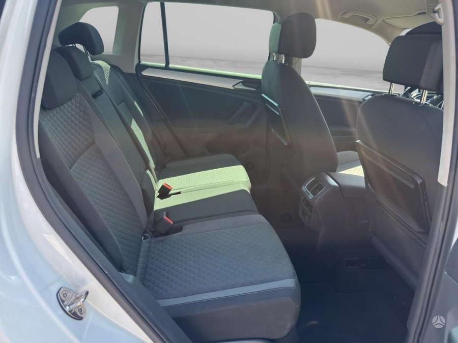 White Volkswagen Tiguan 2016 in Kaunas, with an engine capacity of 2.00 L and mileage of 235 thousand km for 15790 €, photo 18 on AUTOMOTO.COM.LV