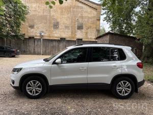 White Volkswagen Tiguan 2016 in Riga, with an engine capacity of 2.00 L and mileage of 200 thousand km for 9000 €, photo 4 on AUTOMOTO.COM.LV