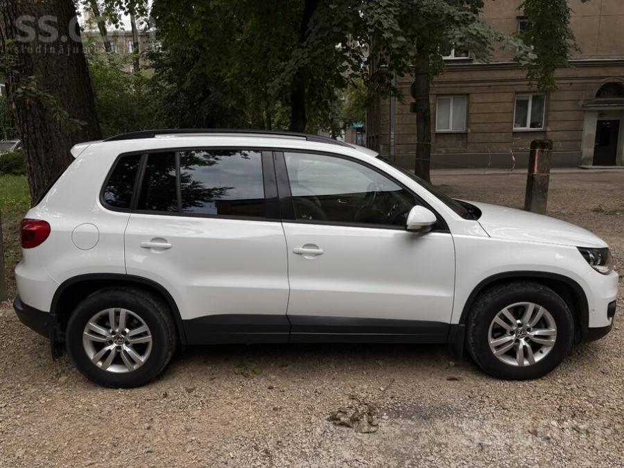 White Volkswagen Tiguan 2016 in Riga, with an engine capacity of 2.00 L and mileage of 200 thousand km for 9000 €, photo 5 on AUTOMOTO.COM.LV