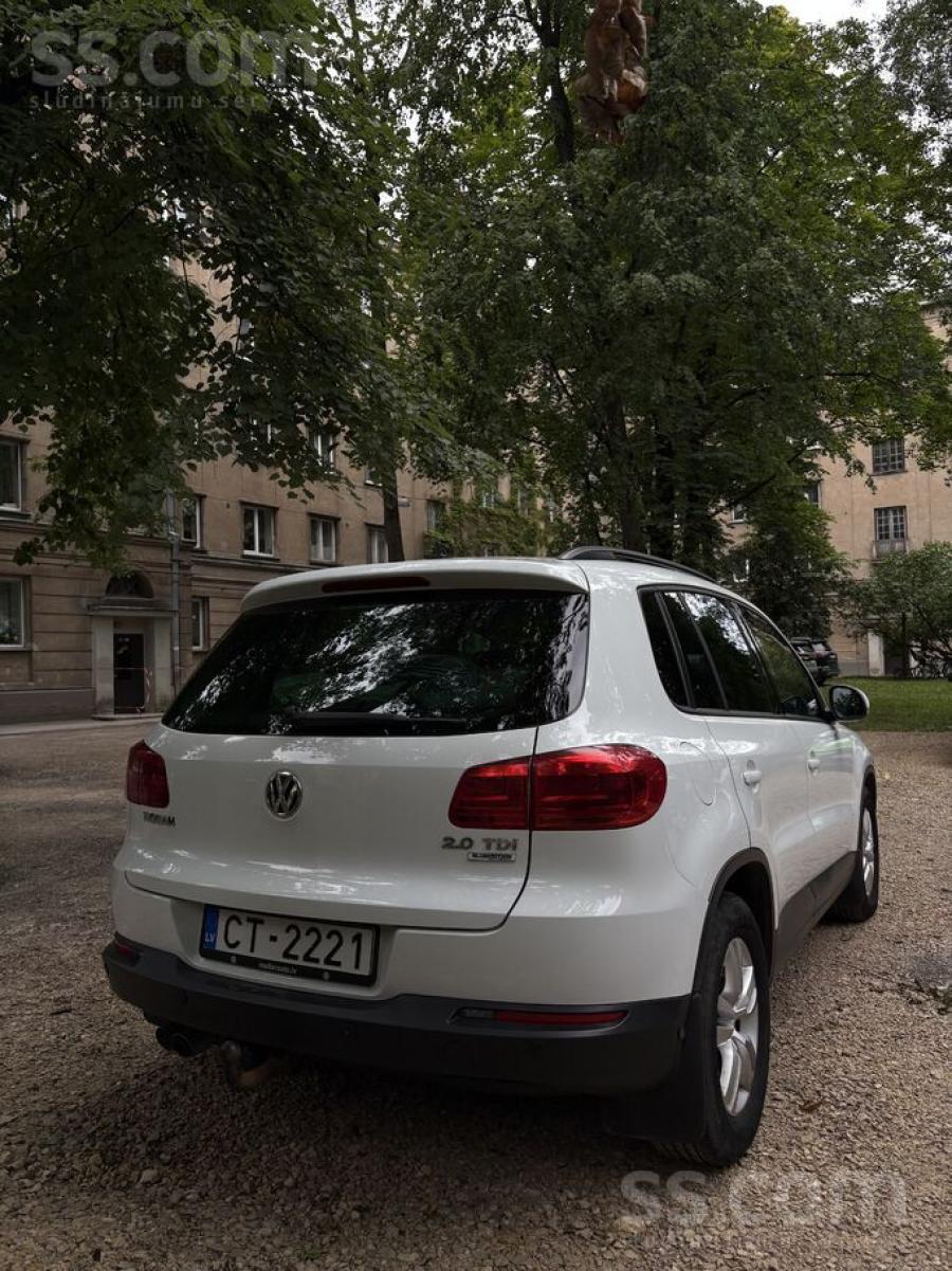 White Volkswagen Tiguan 2016 in Riga, with an engine capacity of 2.00 L and mileage of 200 thousand km for 9000 €, photo 6 on AUTOMOTO.COM.LV
