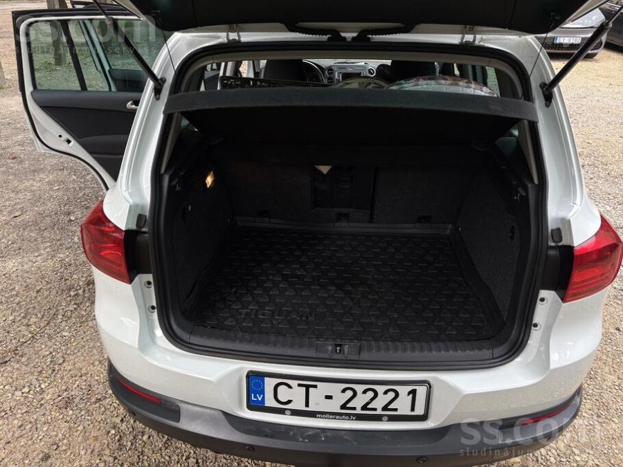 White Volkswagen Tiguan 2016 in Riga, with an engine capacity of 2.00 L and mileage of 200 thousand km for 9000 €, photo 7 on AUTOMOTO.COM.LV