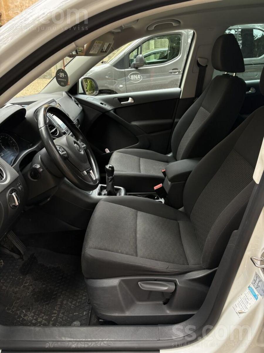 White Volkswagen Tiguan 2016 in Riga, with an engine capacity of 2.00 L and mileage of 200 thousand km for 9000 €, photo 18 on AUTOMOTO.COM.LV