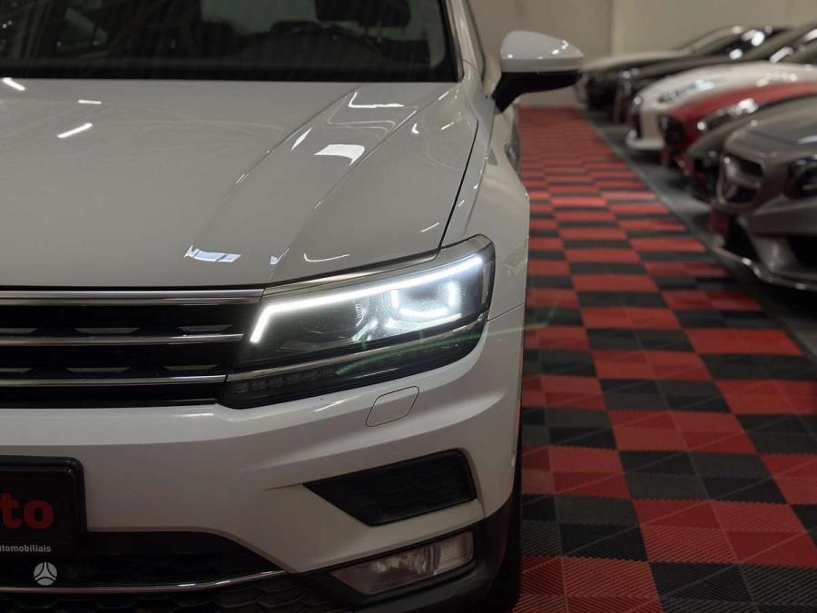 White Volkswagen Tiguan 2016 in Vilnius, with an engine capacity of 1.97 L and mileage of 290 thousand km for 17990 €, photo 8 on AUTOMOTO.COM.LV