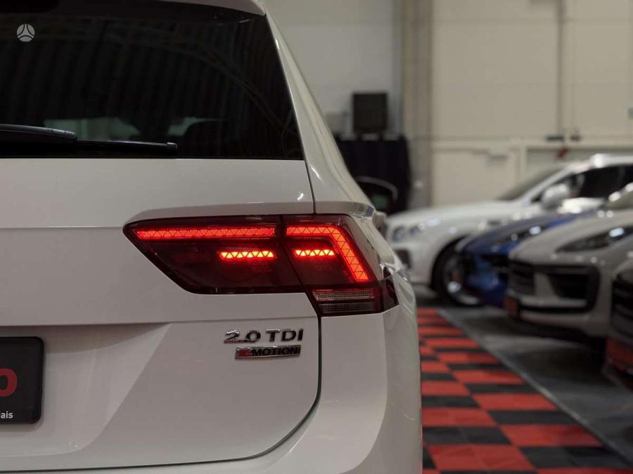 White Volkswagen Tiguan 2016 in Vilnius, with an engine capacity of 1.97 L and mileage of 290 thousand km for 17990 €, photo 9 on AUTOMOTO.COM.LV