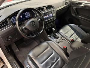 White Volkswagen Tiguan 2016 in Vilnius, with an engine capacity of 1.97 L and mileage of 290 thousand km for 17990 €, photo 12 on AUTOMOTO.COM.LV