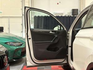 White Volkswagen Tiguan 2016 in Vilnius, with an engine capacity of 1.97 L and mileage of 290 thousand km for 17990 €, photo 13 on AUTOMOTO.COM.LV