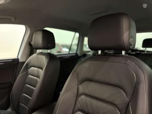 White Volkswagen Tiguan 2016 in Vilnius, with an engine capacity of 1.97 L and mileage of 290 thousand km for 17990 €, photo 16 on AUTOMOTO.COM.LV