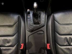 White Volkswagen Tiguan 2016 in Vilnius, with an engine capacity of 1.97 L and mileage of 290 thousand km for 17990 €, photo 23 on AUTOMOTO.COM.LV